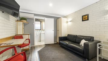 Quarto Deluxe, 1 cama queen-size | Sala de estar | TV de ecrã plano