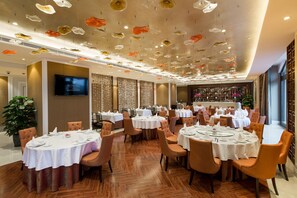 3 restaurantes: servem almoços e jantares