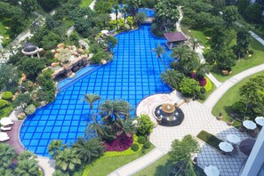 Piscina interior, piscina exterior 