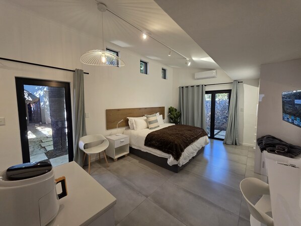 Suite-Estúdio de Luxo | Cofre no quarto, secretária, Wi-fi grátis, roupa de cama fornecida