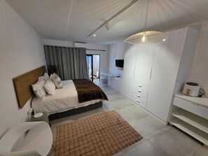 Suite-Estúdio de Luxo | Cofre no quarto, secretária, Wi-fi grátis, roupa de cama fornecida