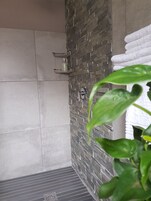 Quarto casal superior | Banheiro | Produtos de toalete grátis, secador de cabelo, toalhas de banho 