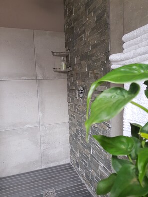 Quarto Duplo Superior | Casa de banho | Artigos de higiene pessoal grátis, um secador de cabelo