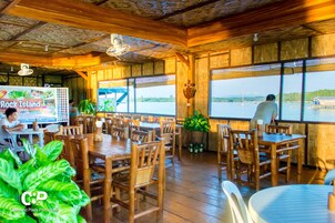 Pequenos-almoços servidos, cozinha local, com vista para o oceano 