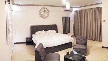 Quarto casal básico, 1 cama King | Escrivaninha, cortinas blackout, Wi-Fi de cortesia