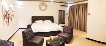 Quarto Duplo Básico, 1 cama king-size | Secretária, cortinas/cortinados opacos, Wi-fi grátis 