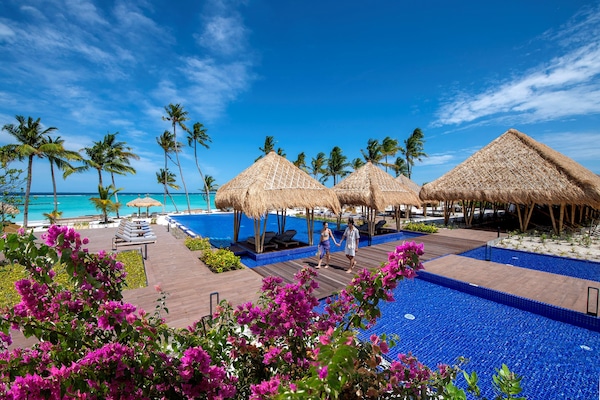 2 piscinas exteriores, toldos gratuitos, guarda-sóis