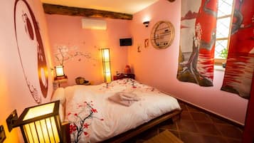 Quarto Duplo Deluxe, casa de banho privativa, vista para a colina | Roupa de alta qualidade, edredões de penas, minibar, cofre no quarto