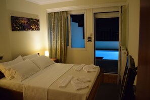 Villa Panorâmica, 2 quartos, piscina privativa, vista para o mar | Sala de estar | TV de ecrã plano, lareira 