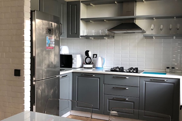 Apartamento Exclusivo, 1 cama queen-size e sofá-cama, fumadores | Cozinha privada | Um frigorífico/congelador grande, um micro-ondas, uma placa de cozinha
