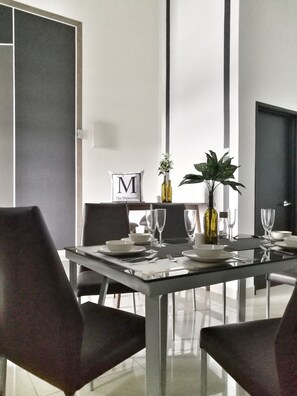 Duplex exclusivo, 3 quartos | Opções para refeição no quarto