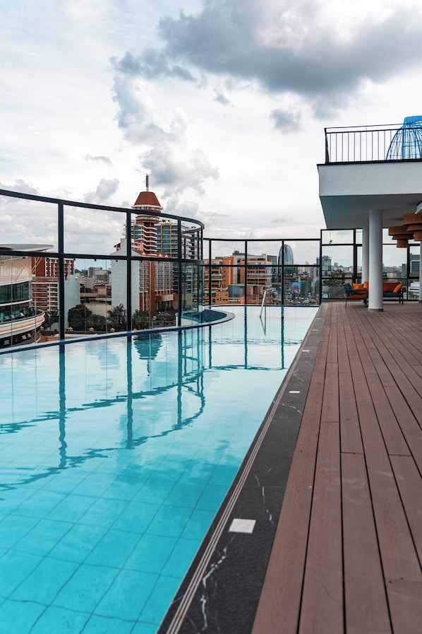 Piscina externa, espreguiçadeiras