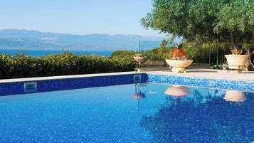 3 piscinas exteriores, guarda-sóis, espreguiçadeiras