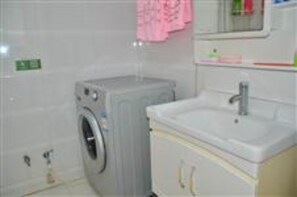 Apartamento, 2 quartos | Banheiro | Chuveiro, produtos de toalete grátis, secador de cabelo, chinelos