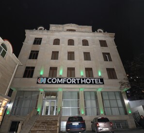 Fachada do alojamento (tarde/noite)