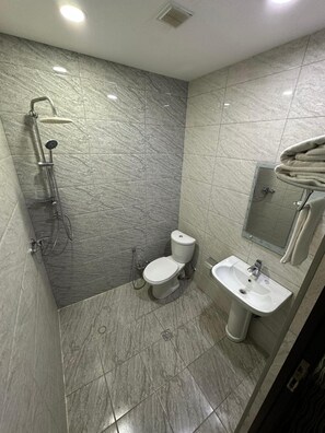 Artigos de higiene pessoal grátis, um secador de cabelo, chinelos 