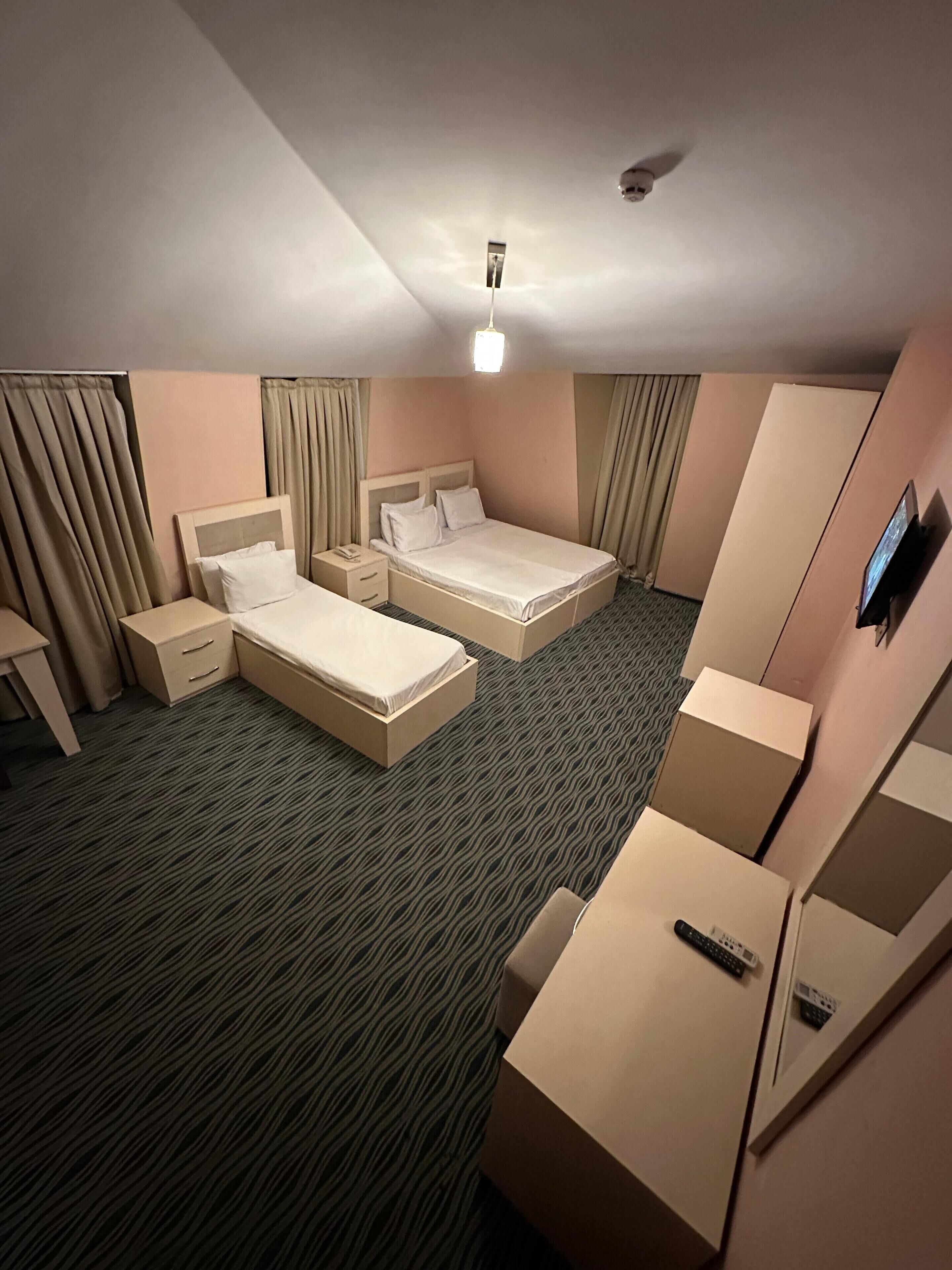 Quarto Triplo, Vista para a cidade | Roupa de alta qualidade, secretária, quartos insonorizados 