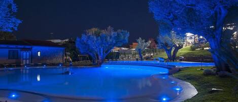 Piscina externa sazonal, guarda-sóis, espreguiçadeiras