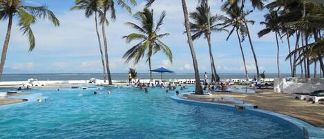 2 piscinas exteriores, guarda-sóis