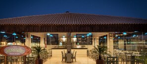 5 restaurantes, com serviço de almoço e jantar; culinária brasileira