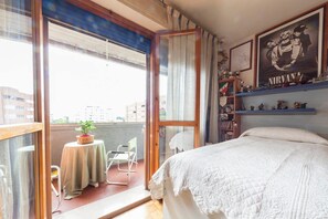 Quarto Duplo Básico, casa de banho partilhada | 1 quarto, edredões de penas, secretária, Wi-fi grátis 
