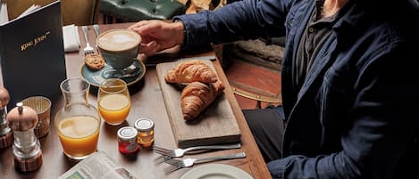 Café da manhã feito na hora todos os dias (GBP 15 por pessoa)