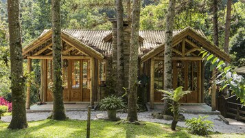 Fachada da propriedade à noite