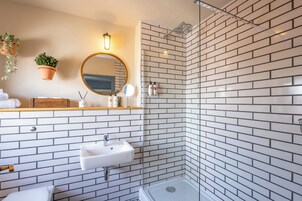 Quarto Clássico | Casa de banho | Produtos de higiene exclusivos, um secador de cabelo, roupões 