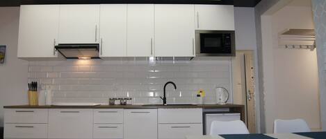 Apartamento (MOLO) | Cozinha americana privada | Geladeira, micro-ondas, cooktop, lava-louças