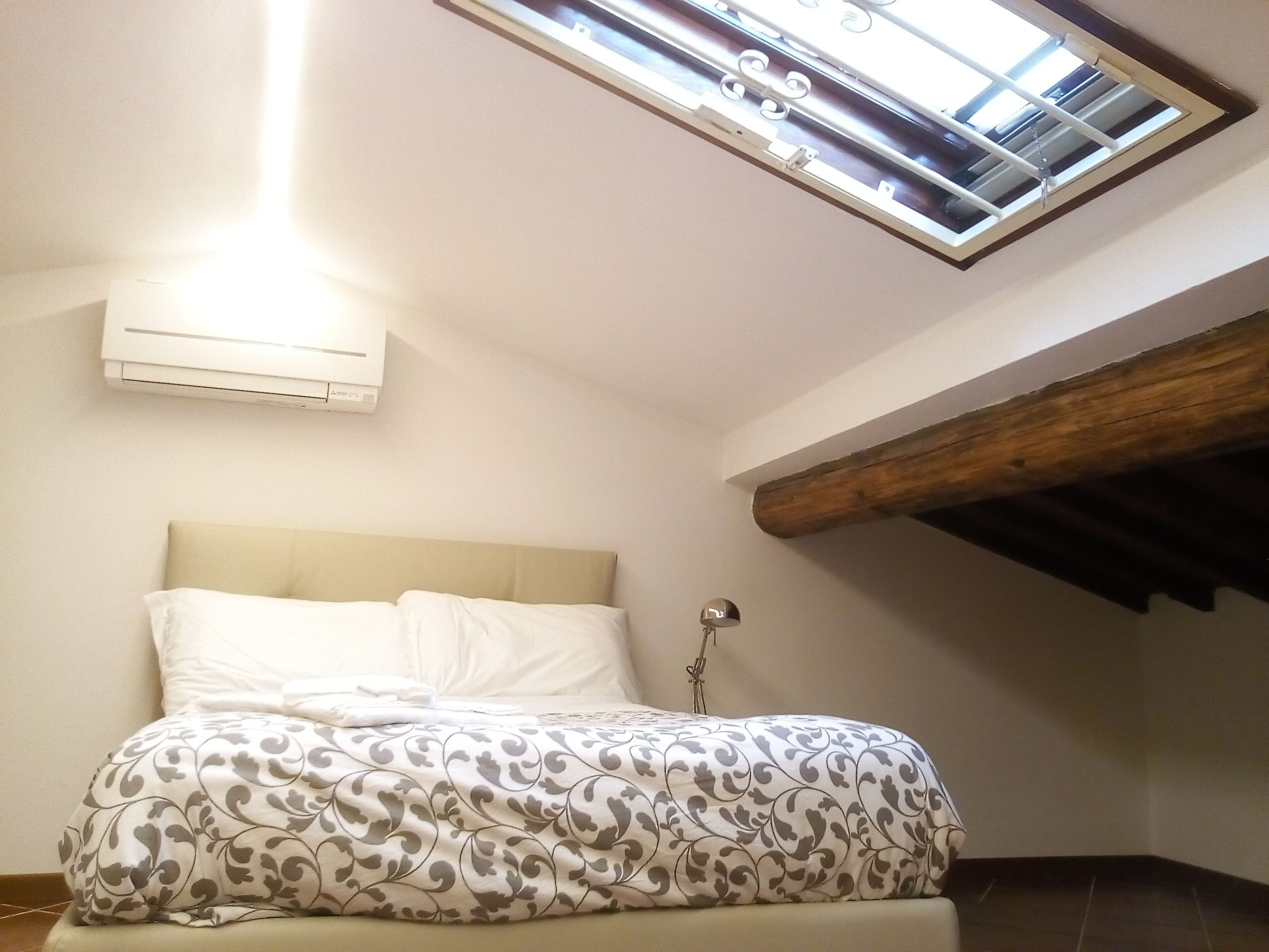 Attic Room | Roupa de alta qualidade, cofre no quarto, secretária 