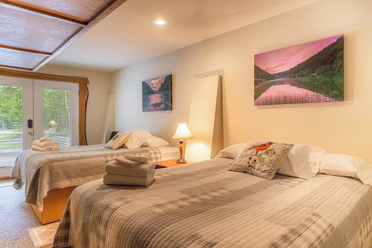 5 Bedroom 3.5 Bath Cabin, Full Kitchen, Hot Tub | 1 quarto, roupas de cama premium, individualmente decorados