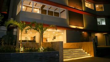 Fachada da propriedade à noite