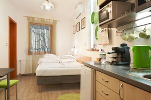 Estúdio Comfort, 1 quarto | Kitchenette privada | Um frigorífico, um micro-ondas, uma placa de cozinha 