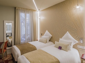 Quarto duplo standard, 2 camas de solteiro | Frigobar, cofres nos quartos, escrivaninha, quartos à prova de som
