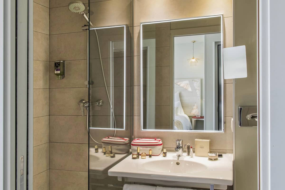 Quarto Twin Standard, 2 camas individuais | Minibar, cofre no quarto, secretária, quartos insonorizados