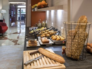 Café da manhã com buffet todos os dias (EUR 17.00 por pessoa)