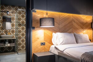 Quarto Triplo, várias camas | 1 quarto, minibar, cofre no quarto, secretária 