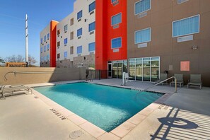 Piscina exterior, da(s) 9:00 à(s) 22:00, guarda-sóis