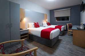 Quarto duplo, 2 camas de solteiro | Escrivaninha, espaço de trabalho para notebook