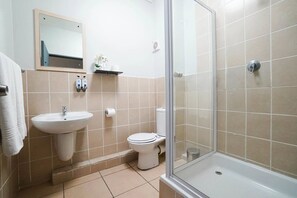 Chuveiro, toalhas de banho