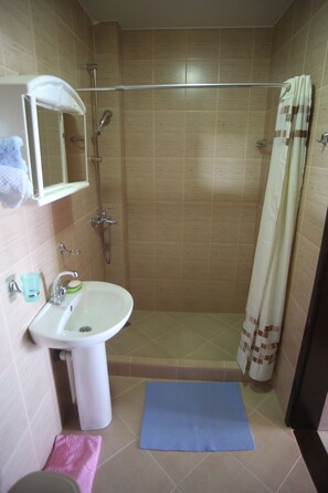 Estúdio, vista para o mar | Casa de banho | Um polibã, artigos de higiene pessoal grátis, toalhas fornecidas 