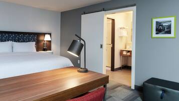 Roupas de cama antialérgicas, cofres nos quartos, escrivaninha