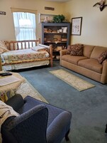 Quarto Premium, 1 quarto, vista para o lago | 1 quarto, roupa de alta qualidade, com mobília individualizada 