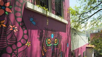 Edifício com um mural vibrante de uma coruja e padrões florais.