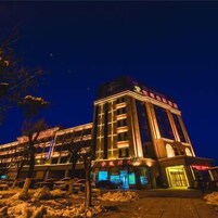 Fachada do alojamento (tarde/noite)