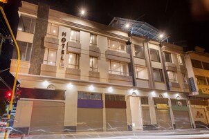 Fachada da propriedade à noite