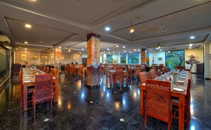 3 restaurantes: opção de café da manhã, almoço e jantar
