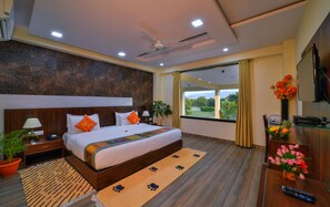 Quarto luxo, 1 cama King, vista para a piscina | 1 quarto, roupas de cama de algodão egípcio, roupas de cama premium