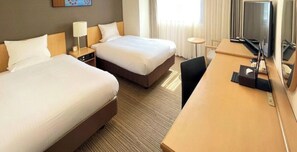 Secretária, cortinas/cortinados opacos, ferro/tábua de engomar 