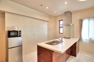 Quarto família, 3 quartos | Cozinha americana privada | Geladeira, micro-ondas, chaleira elétrica